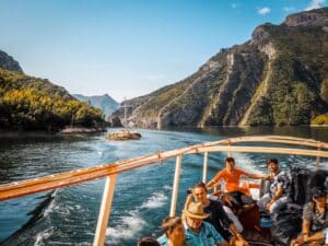 Comment prendre le ferry du lac Komani de Koman à Fierze
